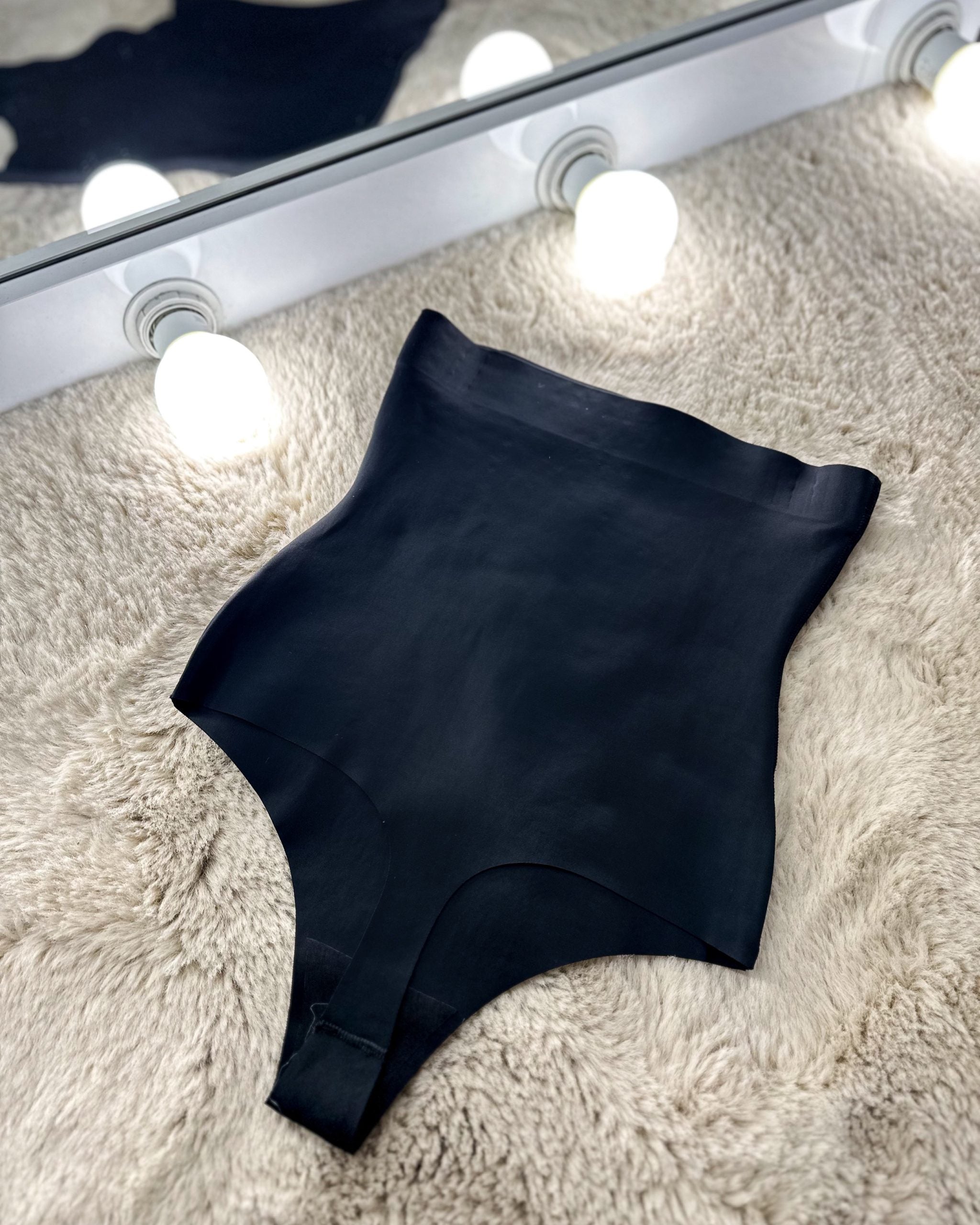 Melnas ‘INVISI’ paaugstinātas string biksītes – 11026