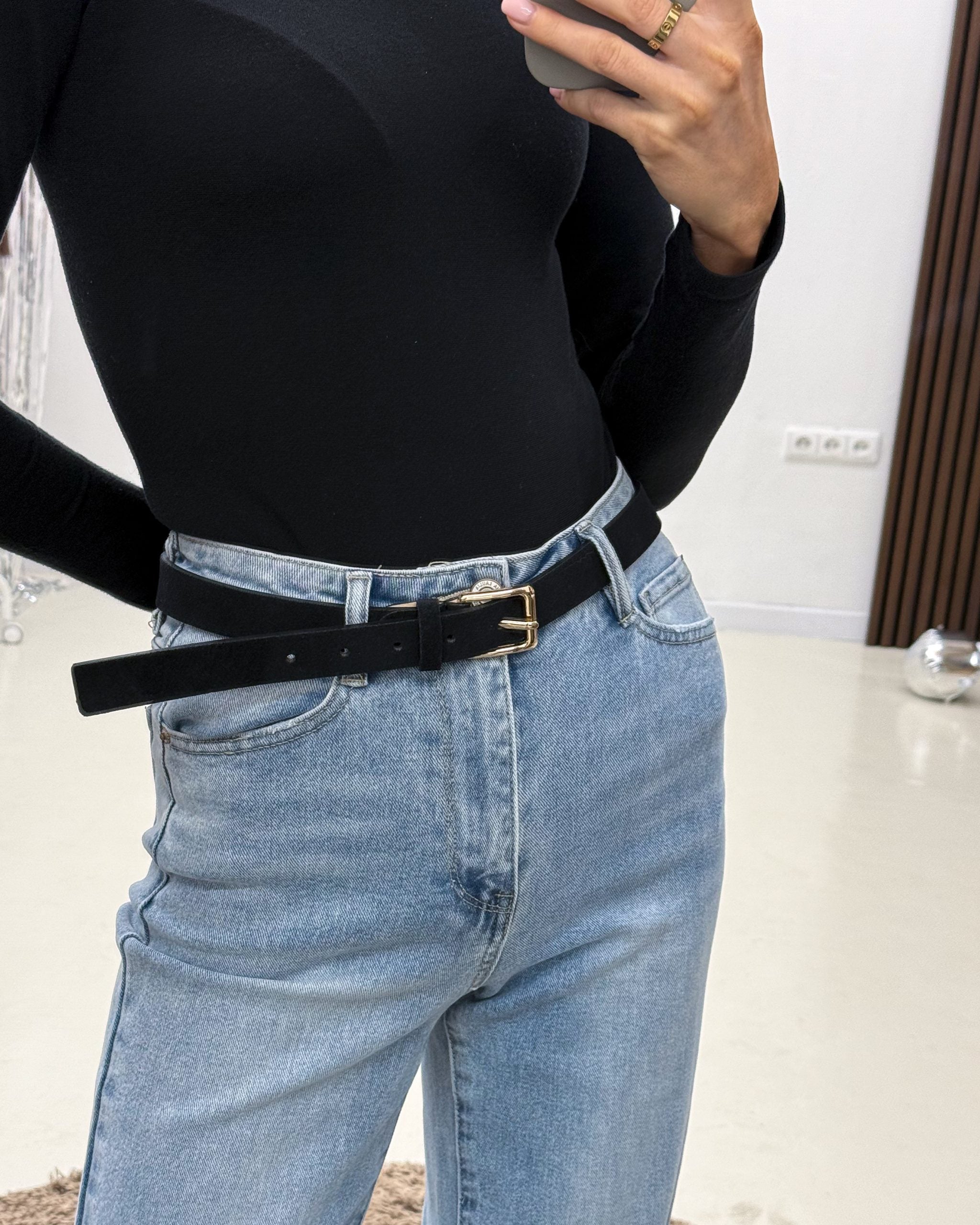 Melna smalka zamšādas josta ar zelta sprādzi - 13824