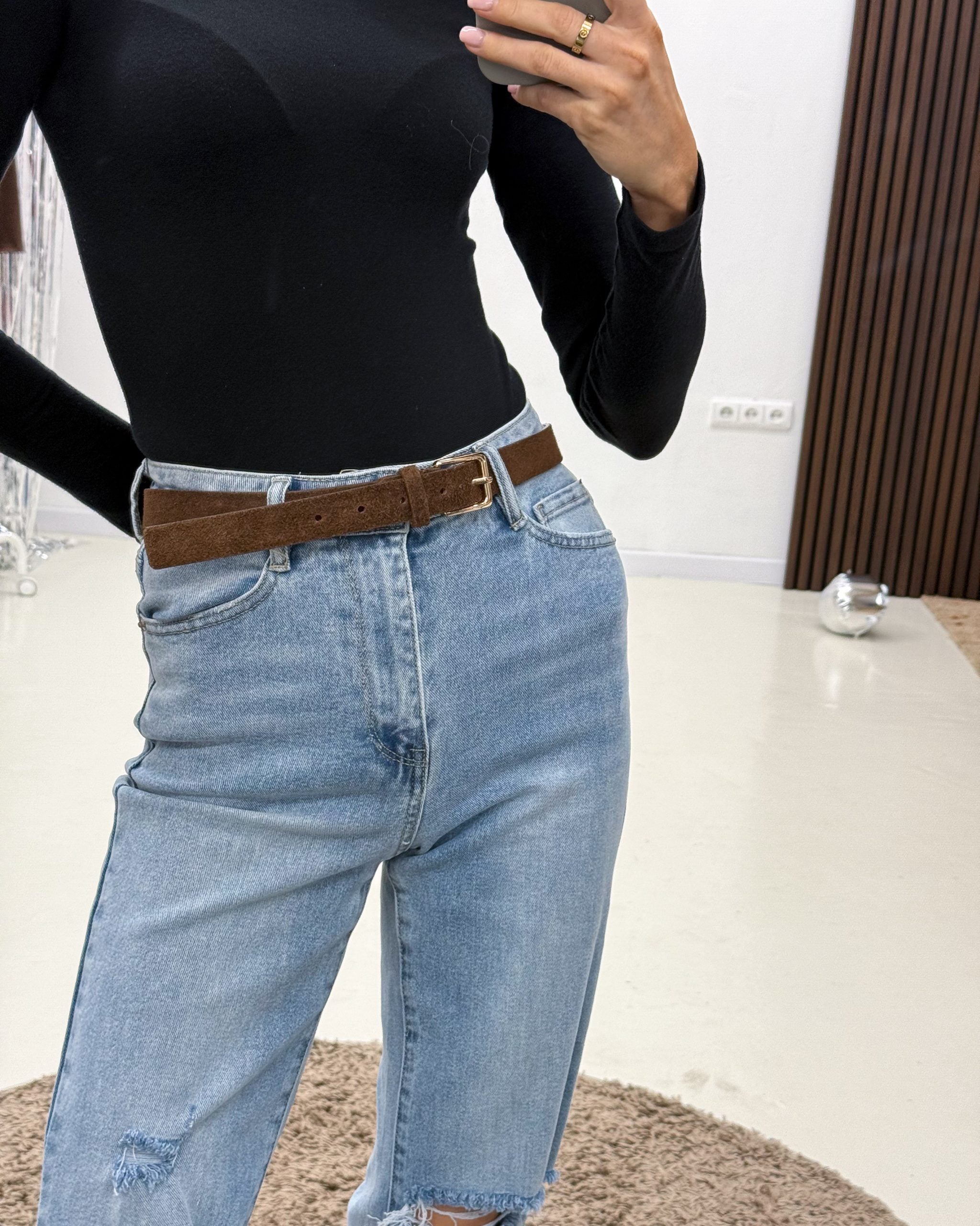 Brūna smalka zamšādas josta ar zelta sprādzi - 13825